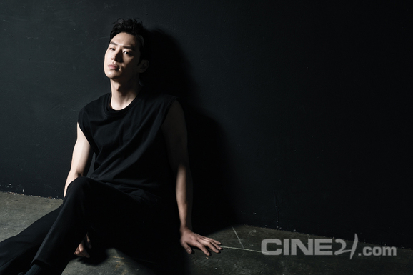 Lee Je Hoon – CINE21 No. 1044 Interview – the talking cupboard